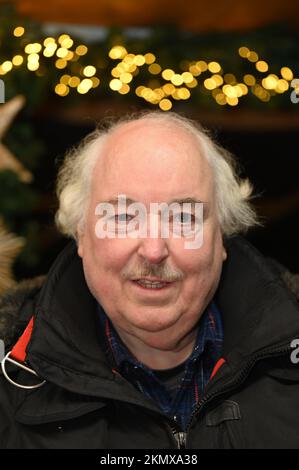 Kassel, Germany. 25th Nov, 2022. Flying Santa Claus swooshes over the ...