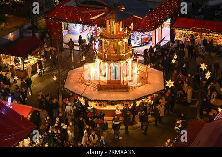 Kassel, Germany. 25th Nov, 2022. Flying Santa Claus swooshes over the ...