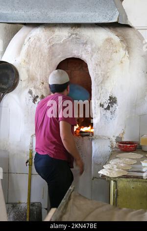 Baking Nan breads, Turon Bakery, Chorsu Bazaar, Sakichmon Street, Old ...