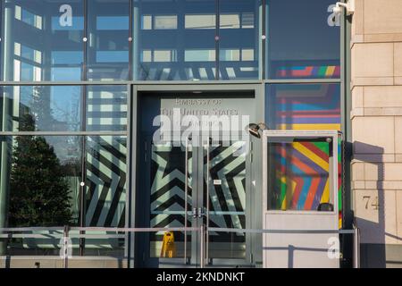 Berlin, Germany. 27th Nov, 2022. Volunteers dressed as Santas and ...