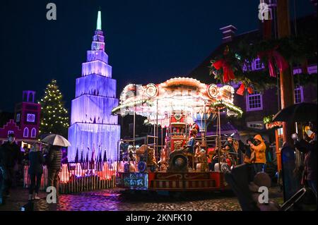 Leer, Germany. 27th Nov, 2022. View of the fir tree made of glass afen ...