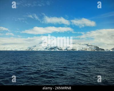 cierva cove,antarctica,antartica,antartic peninsula,snowy mountains in ...