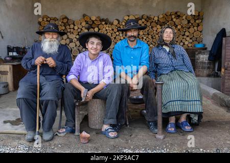 Roma Gypsies in Brateiu village, Transylvania, Romania Stock Photo - Alamy