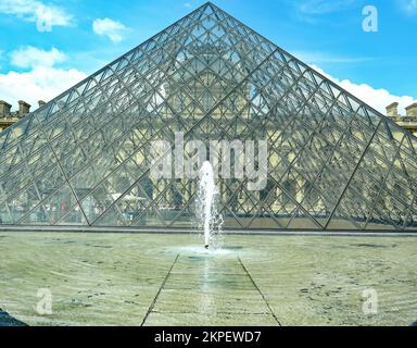 Fountain and glass dome of the Louvre museum, Paris, France, Europe ...