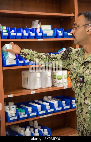 Students fill prescription orders during a pharmacy outpatient class at ...