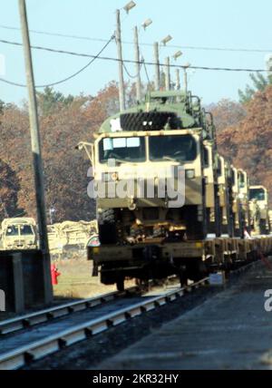 Army Reserve’s 411th Engineer Company loaded railcars with army ...