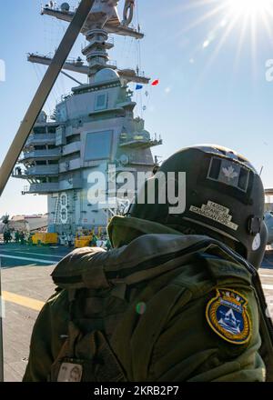 US Navy The crew of the frigate USS Estocin (FFG 15) departs the ship ...