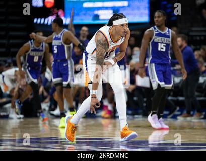 Phoenix Suns guard Damion Lee (10) and Denver Nuggets guard Kentavious ...