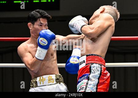 Yudai Shigeoka (silver gloves) and Tatsuro Nakashima (blue gloves ...