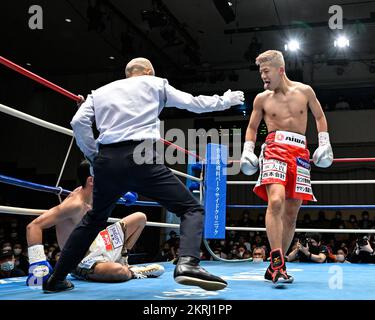 Yudai Shigeoka (silver gloves) knocks down Tatsuro Nakashima (blue ...