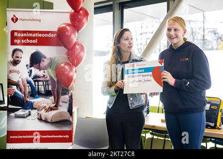 HAARLEM - A resuscitation lesson at the school of De Hartstichting. The ...