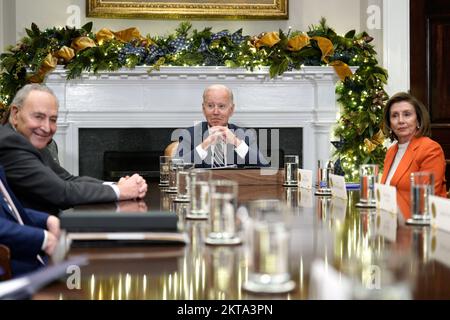 NEW YORK, NEW YORK - NOVEMBER 29: Nancy Latoszewski and Michael ...