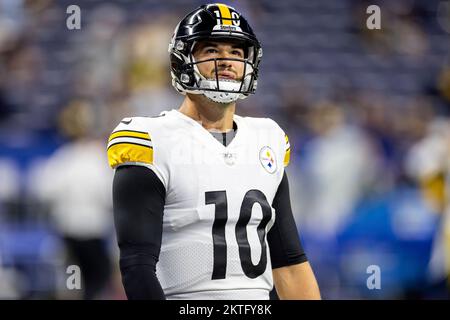 Pittsburgh Steelers quarterback Mitch Trubisky warms up before an NFL ...