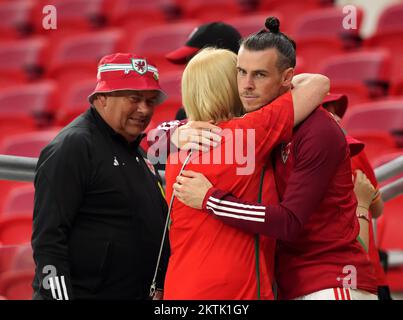 Wales' Gareth Bale with family including mother Debbie and father Frank ...