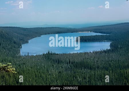 Beautiful Miller Lake seen from the Pacific Crest Trail, Chemult ...