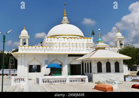 Hazrat Khwaja Hasan Khatib Chishty Rehmatullah Dargah, Mosque rear view ...