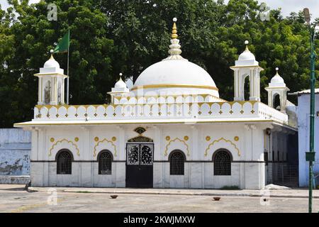 Hazrat Khwaja Hasan Khatib Chishty Rehmatullah Dargah, Mosque rear view ...