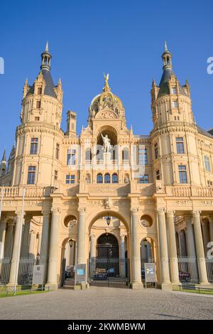 Schweriner Schloß mit Reiterstandbild Obotritenfürst Niklot, Landtag ...
