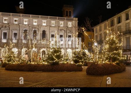 Piazza Vecchia Bergamo alta with christmas decorations, Lombardy, Italy ...