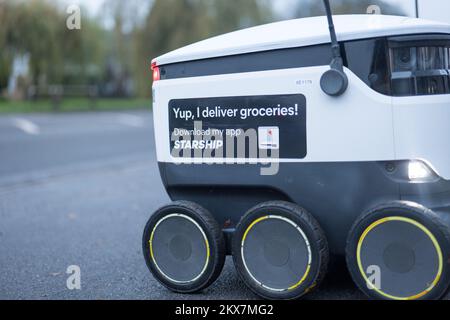 Food delivery robot UK. CoOp food delivery robot in Cambridge UK ...