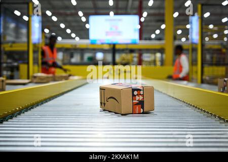 ROZENBURG - Parcels on the conveyor belts of the Amazon delivery ...