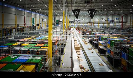 ROZENBURG - Packages on the conveyor belts of the Amazon delivery ...