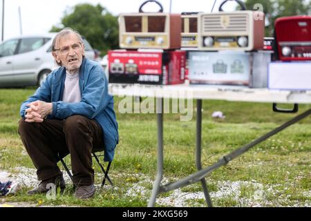 Seller is trying to sell secon hand household items at the Sunday ...