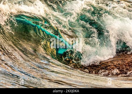 Large waves of the Jugo (strong south wind) on Cape Kamenjak, Istria ...