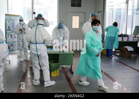 Medical staff in Hospital Dubrava taking care of COVID-19 positive ...