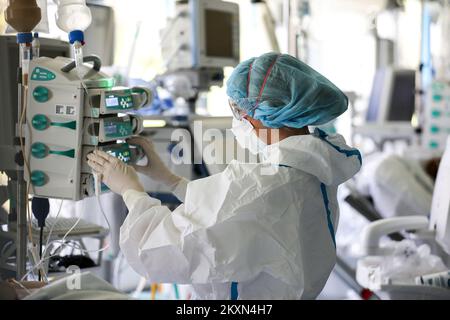 Medical staff in Hospital Dubrava taking care of COVID-19 positive ...