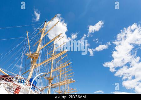 The Preussen, the largest five-masted sailing ship ever built ...