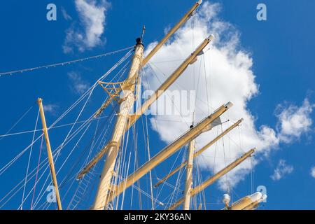 The Preussen, the largest five-masted sailing ship ever built ...