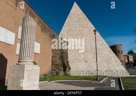 A detail of the Pyramid of Cestius (Piramide Cestia) in Rome, a 2,000 ...