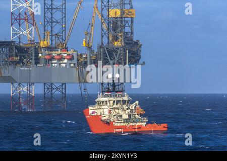 The Rowan Gorilla VII jack-up drilling rig in the British North Sea ...