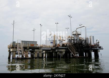 LAGO DE MARACAIBO-VENEZUELA- 20-03-2015- An oil gas station is seen on ...