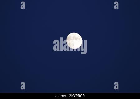 Luna piena nel cielo rende tutto molto romantico, Full moon in the sky ...