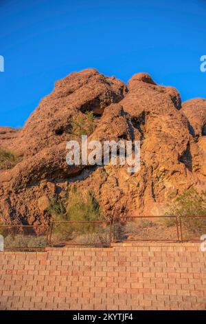 CAMELBACK MOUNTAIN VIEW OF.TRAIL AND GEOLOGY OF ROCKS. APERANCE OF ...