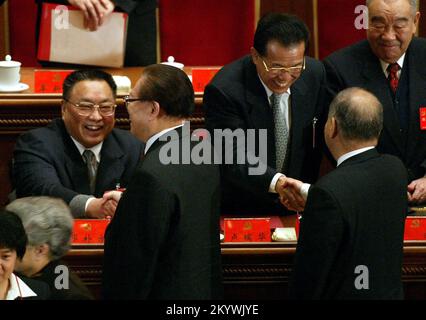The Chinese President Jiang Zemin (2nd left) shakes hands with Deng ...