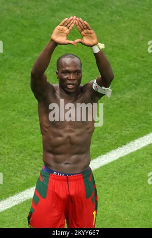 LUSAIL CITY - (L-R) Vincent Aboubakar of Cameroon, Eric Maxim Choupo ...