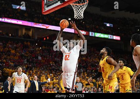 Illinois' Dain Dainja (42) shoots a free throw during the first half of ...