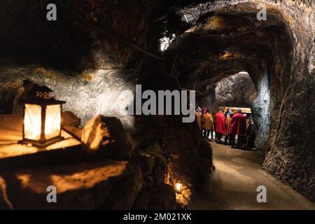 Saalfeld, Germany. 03rd Dec, 2022. Visitors look at the colorfully ...