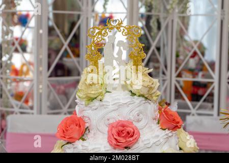 Wedding cake with figurines of newlyweds and red roses, close-up Stock ...