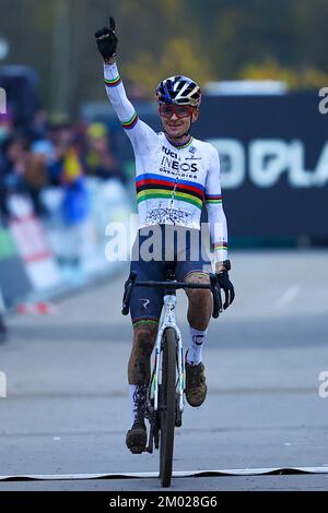 British Thomas Pidcock celebrates as he crosses the finish line to win ...