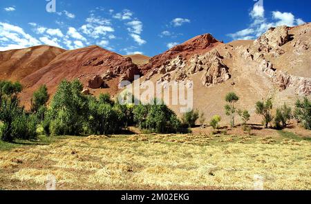 Mountain scenery of Afghanistan near Yakawlang in Bamyan (Bamiyan ...