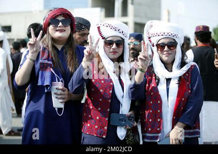 People are wearing Sindh traditional dresses as they holding ...