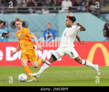 Netherlands midfielder Frenkie de Jong (21) dribbles the ball during ...