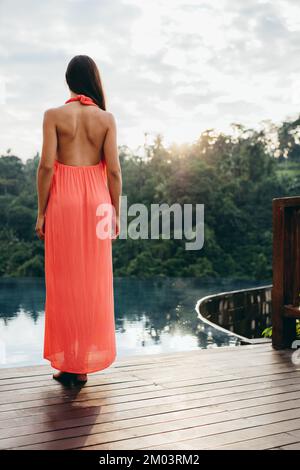 Cocktail at the edge of the swimming pool Stock Photo - Alamy