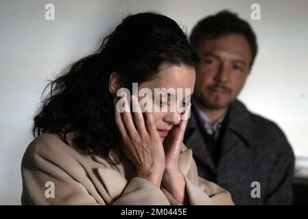 MARION COTILLARD in BROTHER AND SISTER (2022) -Original title: FRERE ET ...