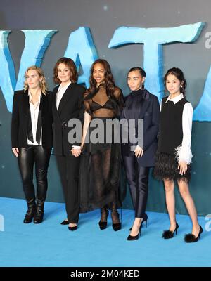 Kate Winslet, Sigourney Weaver, Zoe Saldana, Bailey Bass and Trinity ...