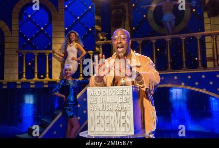 Vinta Morgan (Prince of Morocco) with (rear) Susannah Fielding (Portia ...